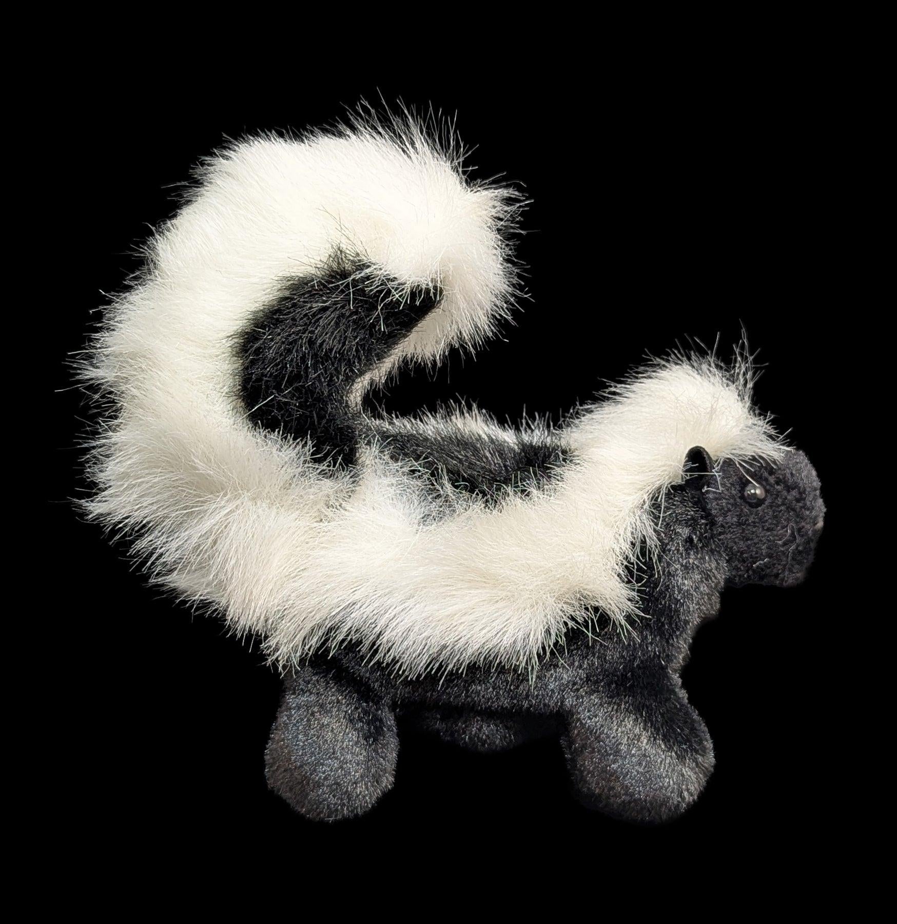 Mini Skunk Finger Puppet – Paxton Gate